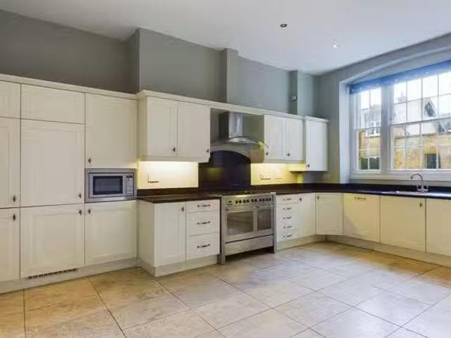 Cozy 4 bedroom terraced house for rent in Dorchester Road, Yeo.
