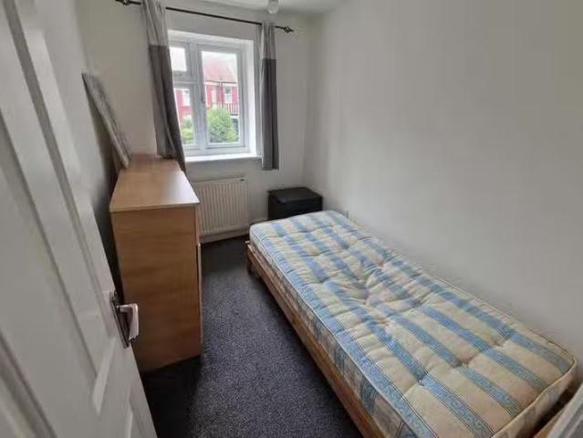 Nice 4 bedroom terraced house to rent in Gaytor Terrace, London