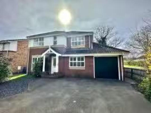 Nice 4 BR Property & Houses to Rent: Richmond Close, Farnborou.