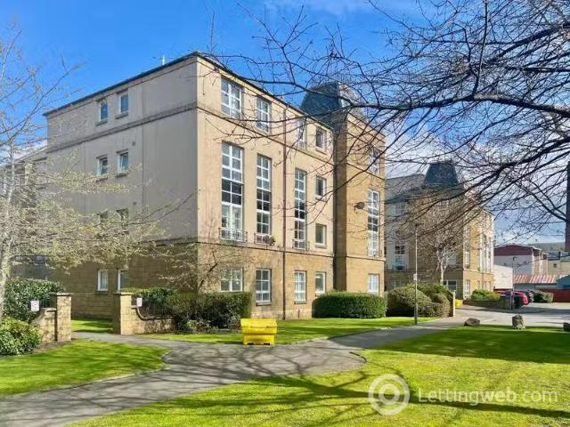 Cozy 4 BR Property to rent in Blandfield, Broughton, Edinburgh.