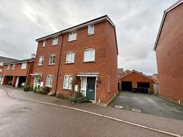 Cozy 4 BR Renner Croft, DUNSTABLE