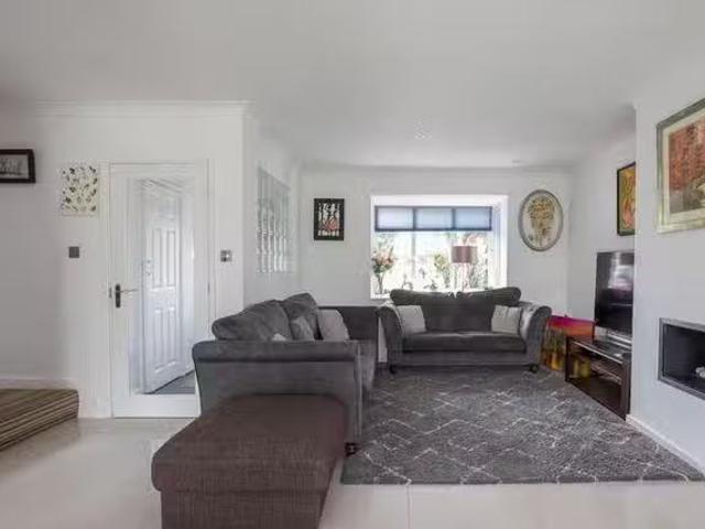 Deal! 4 BR Straight Road