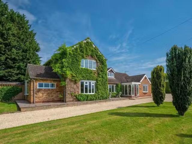 Rental! 5 BA 5 bedroom detached house for rent in Weston on Av.