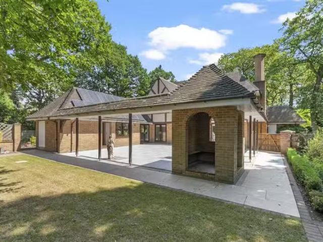 Deal! 5 bedroom detached house for rent in Endwood Drive, Litt.