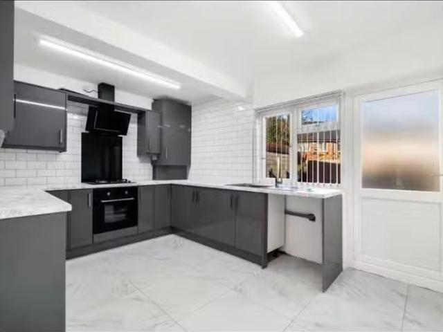 Deal! 5 bedroom end of terrace house for rent in Cotterills La.