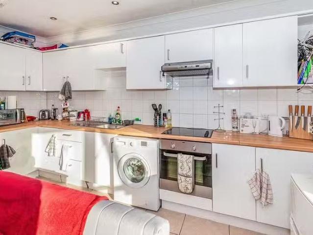 Cheap 5 bedroom Flat to rent, High Street, Egham, TW20 £2,550.