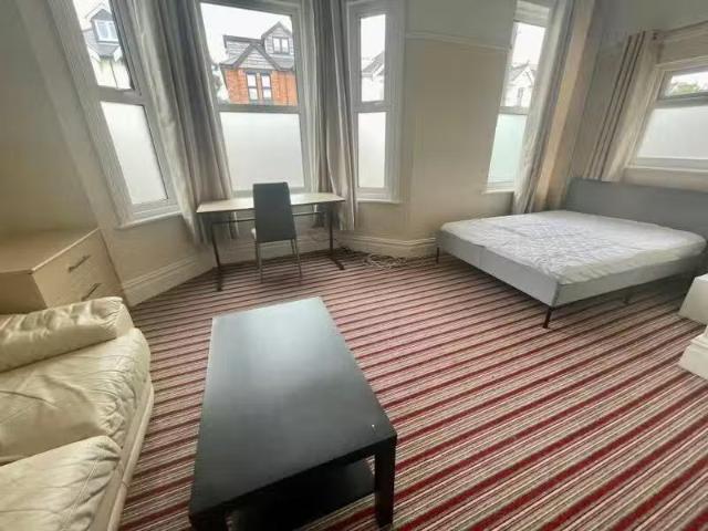 Cheap 5 bedroom house for rent in Student Five Double Bedrooms.