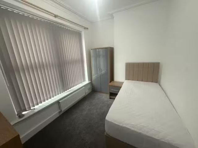 Rental! 5 bedroom house of multiple occupation for rent in Wes.
