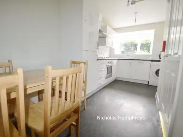 Nice 5 bedroom house share for rent in Aviation Avenue, AL10