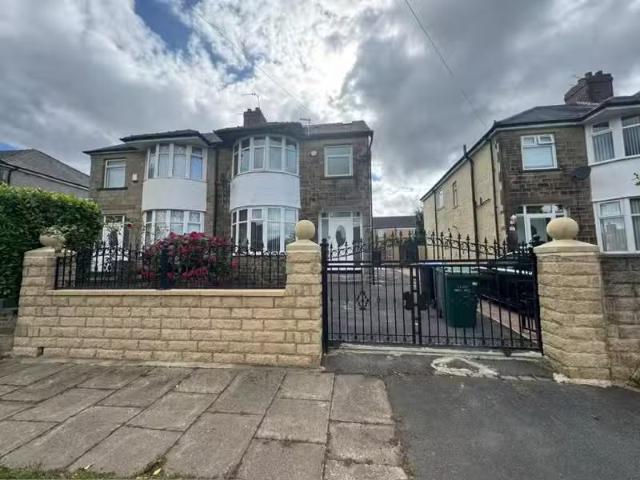 Just in! 5 bedroom semi detached house for rent in Rooley Cres.