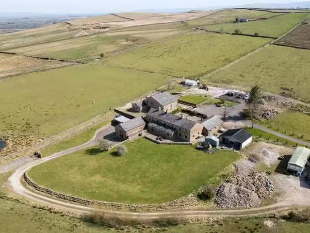 Rental! 5 bedroom semi detached house for rent in Shays Farm.