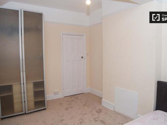 For Rent 5 Bedroom Shared Living/roommate London London DLS101837808