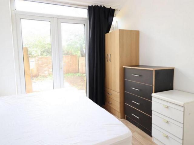 For Rent 5 Bedroom Shared Living/roommate London London DLS90559580