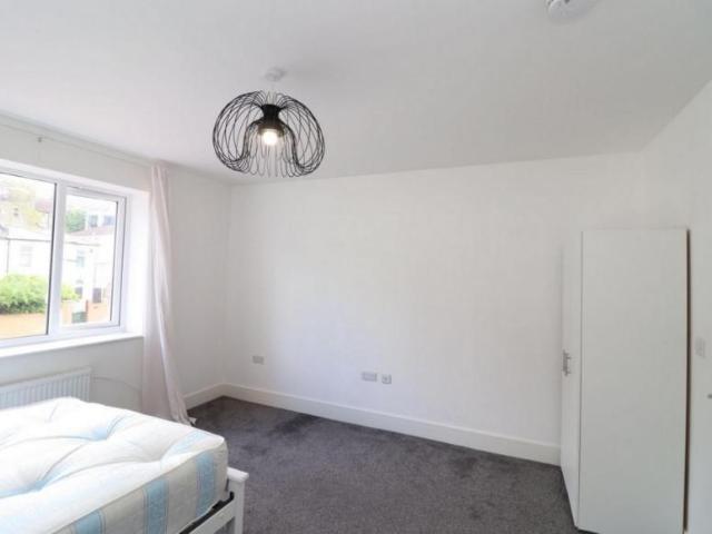For Rent 5 Bedroom Shared Living/roommate London London DLS90559838
