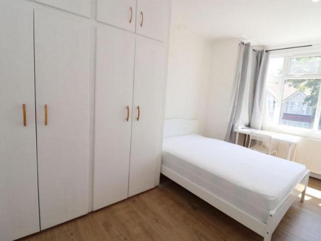 For Rent 5 Bedroom Shared Living/roommate London London DLS90559394