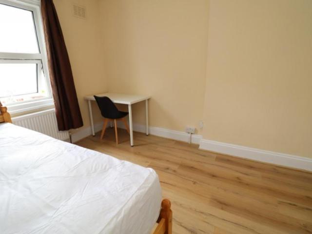 For Rent 5 Bedroom Shared Living/roommate London London DLS90560695