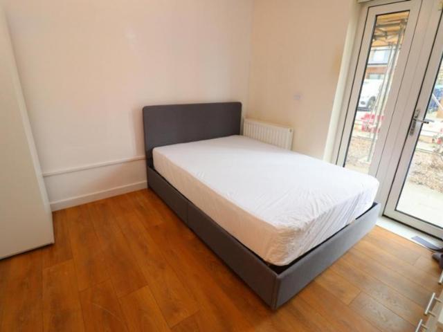 For Rent 5 Bedroom Shared Living/roommate London London DLS90563903
