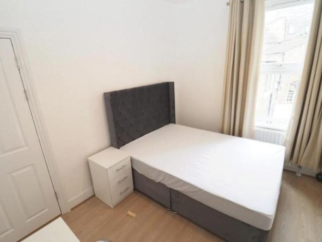 For Rent 5 Bedroom Shared Living/roommate London London DS90559818