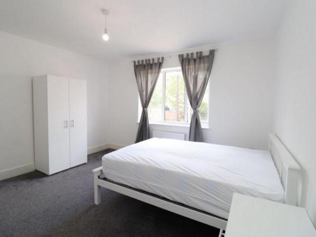 For Rent 5 Bedroom Shared Living/roommate London London DS90559934