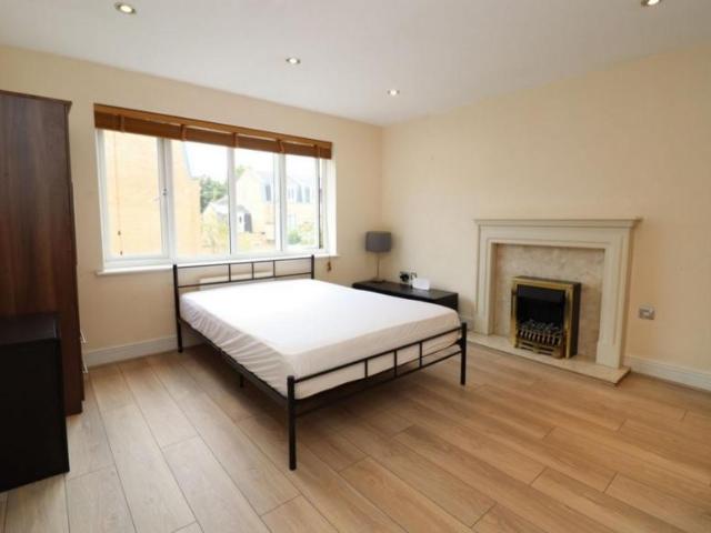 For Rent 5 Bedroom Shared Living/roommate London London DS90560015