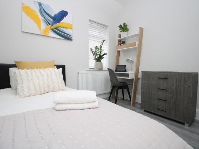 For Rent 5 Bedroom Shared Living/roommate London London DS90562144