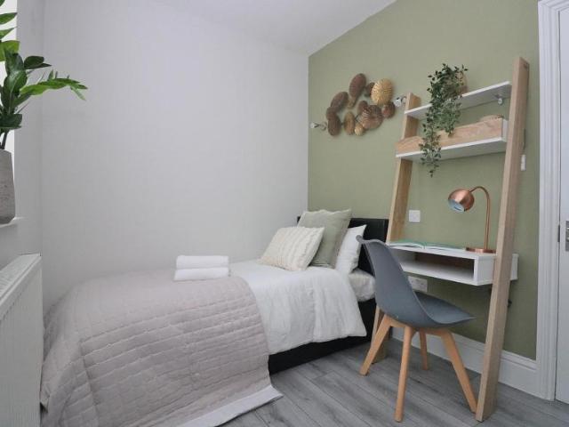 For Rent 5 Bedroom Shared Living/roommate London London DS90562148