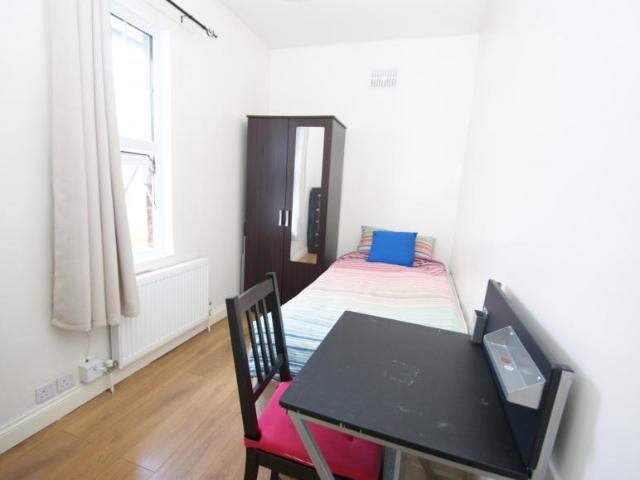 For Rent 5 Bedroom Shared Living/roommate London London DS90562104