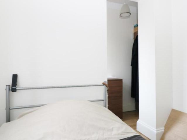 For Rent 5 Bedroom Shared Living/roommate London London DS90562116