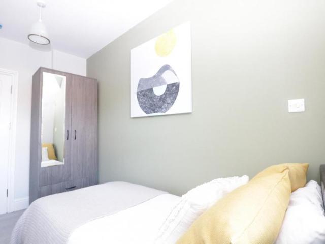 For Rent 5 Bedroom Shared Living/roommate London London DS90562269