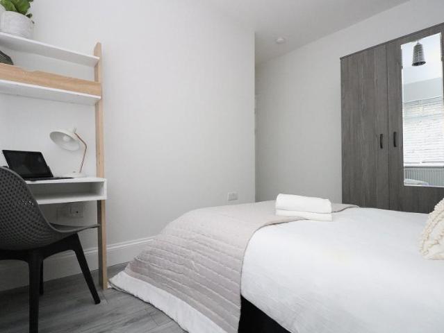 For Rent 5 Bedroom Shared Living/roommate London London DS90562363