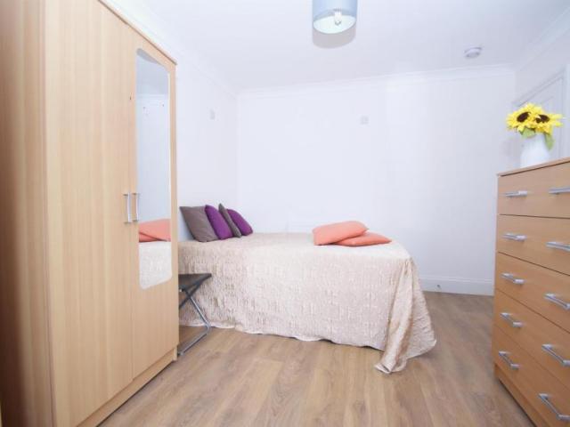 For Rent 5 Bedroom Shared Living/roommate London London DS90562406