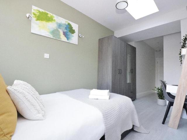 For Rent 5 Bedroom Shared Living/roommate London London DS90563422
