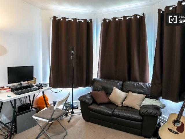 For Rent 5 Bedroom Shared Living/roommate London London DS101824395