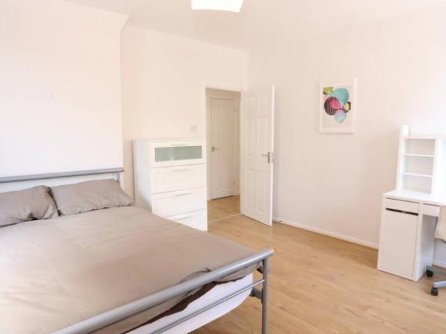 For Rent 5 Bedroom Shared Living/roommate London London DS101849280