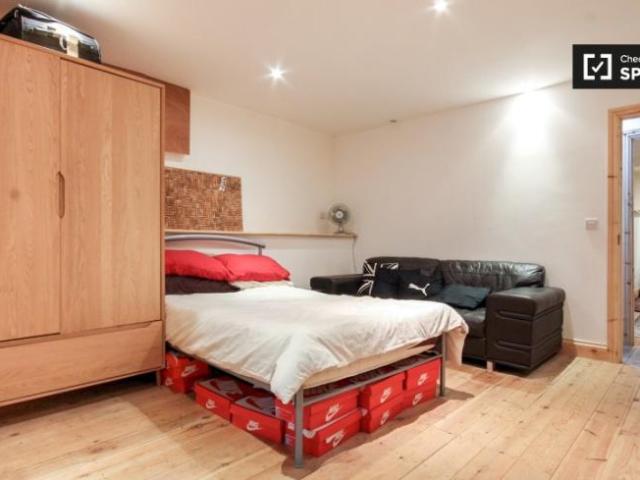 For Rent 5 Bedroom Shared Living/roommate London London DS101853051