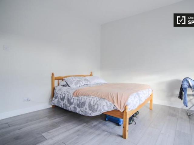 For Rent 5 Bedroom Shared Living/roommate London London DS102918369