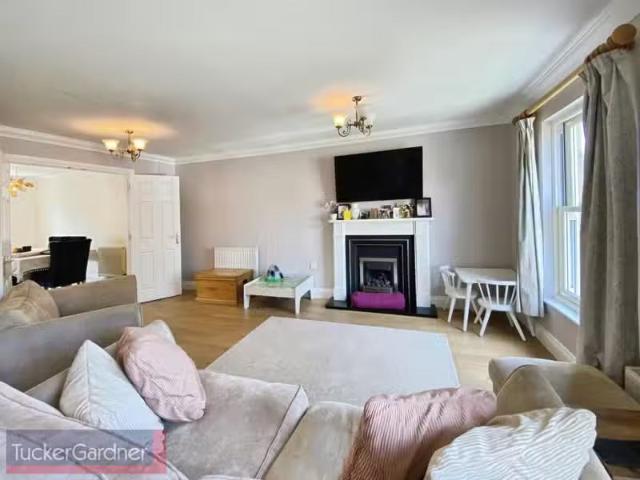 Cozy 5 bedroom town house for rent in South Park Drive, Papwor.