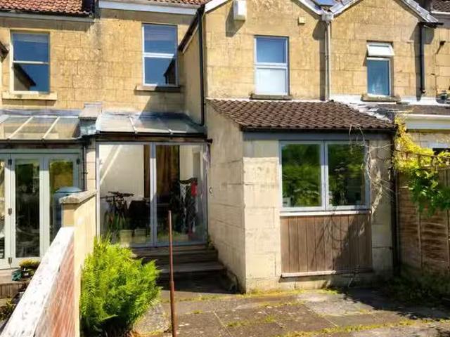 For Rent! 5 bedroom terraced house for rent in Claude Avenue.