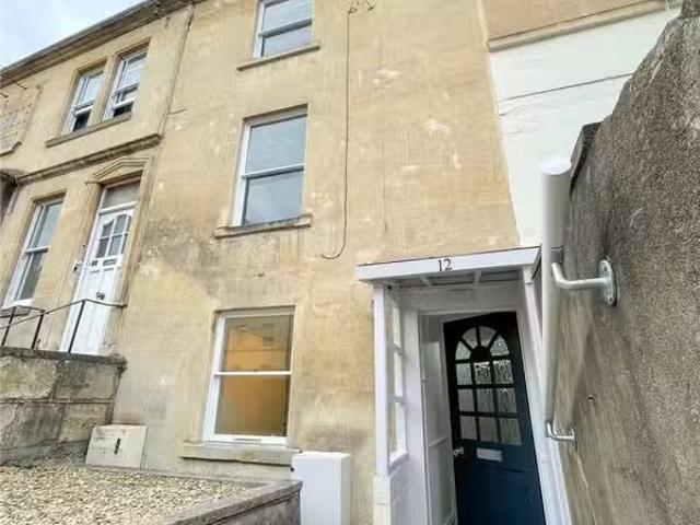 Just in! 5 bedroom terraced house for rent in Queens Place, Ba.
