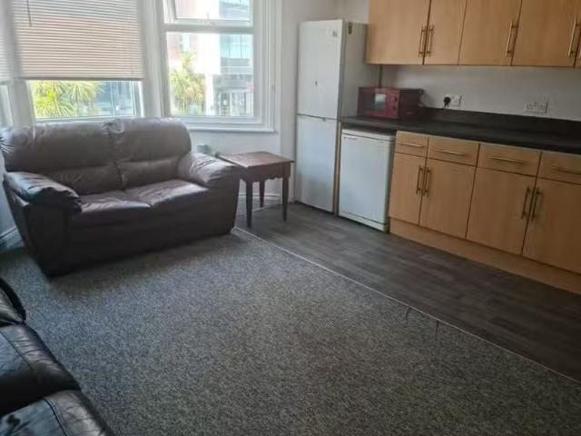 Deal! 6 bedroom flat for rent in Room Available In Shared Hous.