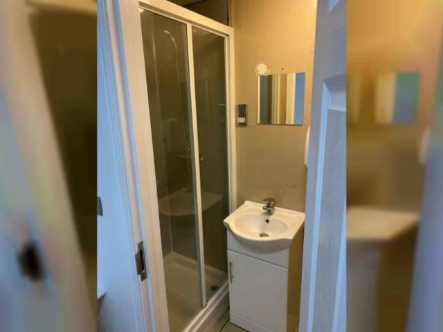 For Rent 6 Bedroom Shared Living/roommate London London DLS101820331