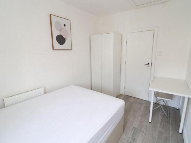 For Rent 6 Bedroom Shared Living/roommate London London DLS90559422
