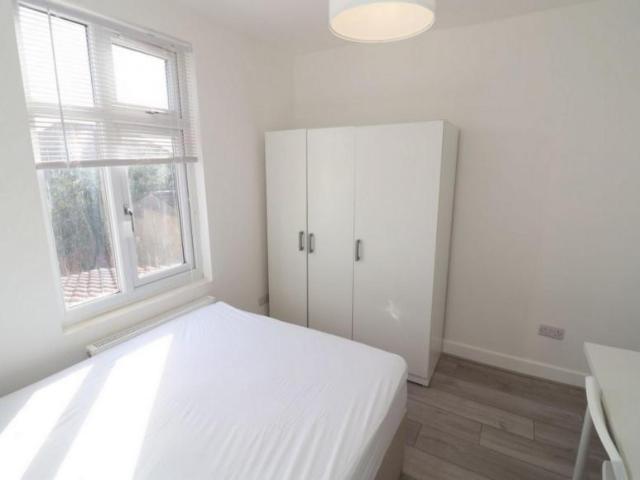 For Rent 6 Bedroom Shared Living/roommate London London DLS90559423