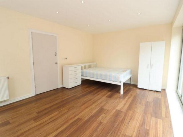 For Rent 6 Bedroom Shared Living/roommate London London DLS90559613