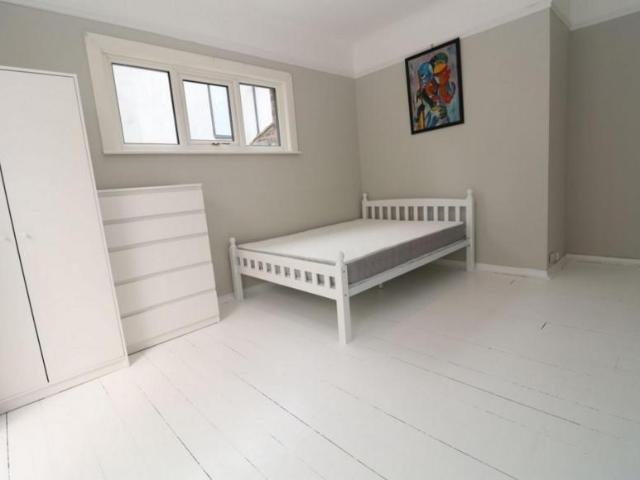 For Rent 6 Bedroom Shared Living/roommate London London DLS90559657