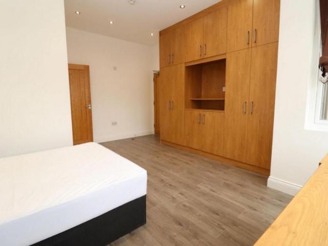 For Rent 6 Bedroom Shared Living/roommate London London DLS90559682