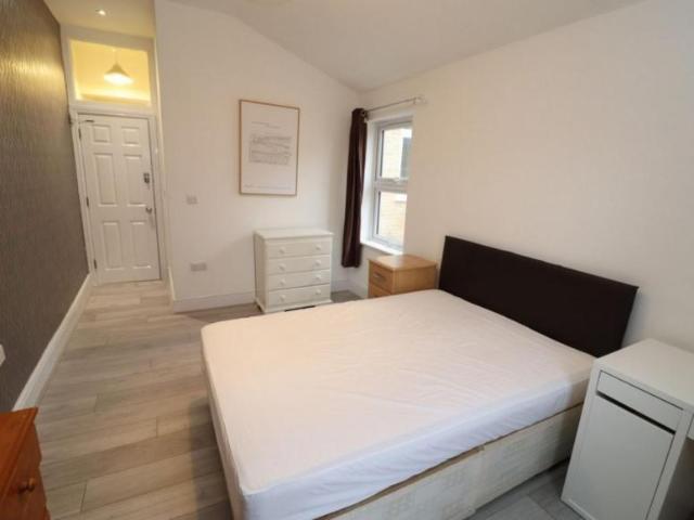 For Rent 6 Bedroom Shared Living/roommate London London DLS90559885