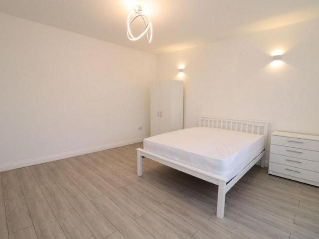For Rent 6 Bedroom Shared Living/roommate London London DLS90559996