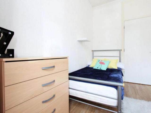 For Rent 6 Bedroom Shared Living/roommate London London DLS90559333