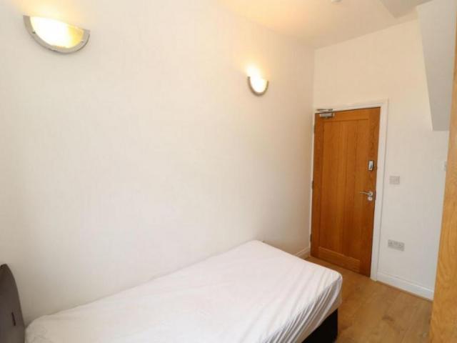 For Rent 6 Bedroom Shared Living/roommate London London DLS90559365
